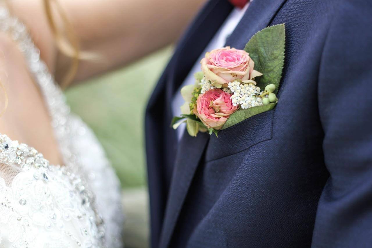 Boutonniere Para El Novio: Todo Lo Que Necesitas Saber - BodasyMas.guru